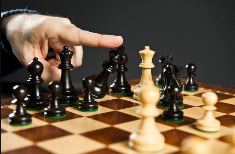 Playing Chess...Positioning Pieces For The Middle Game - Ezilon Articles